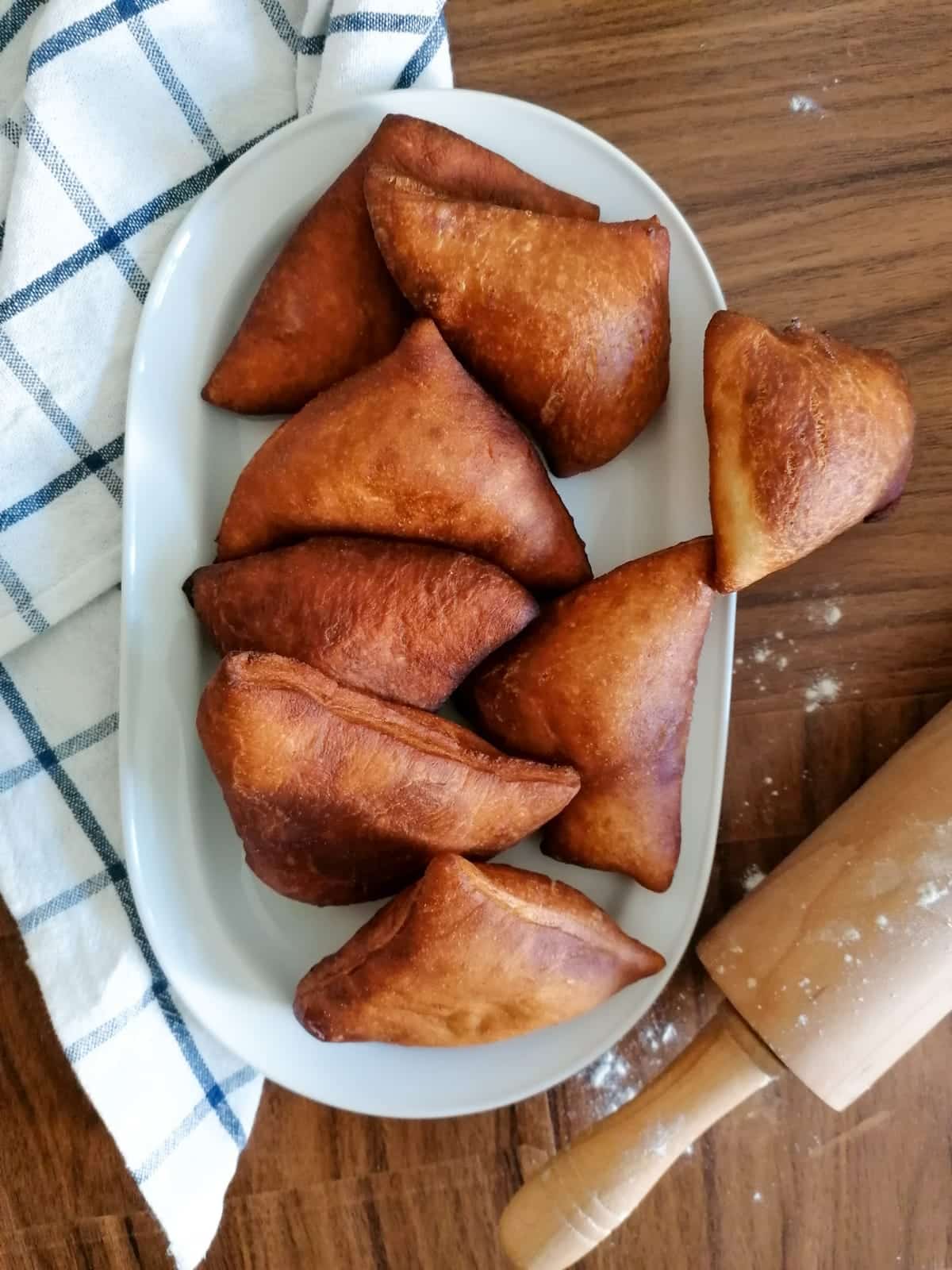Easy Mandazi Recipe : East African Doughnut / Recette facile de beignet.